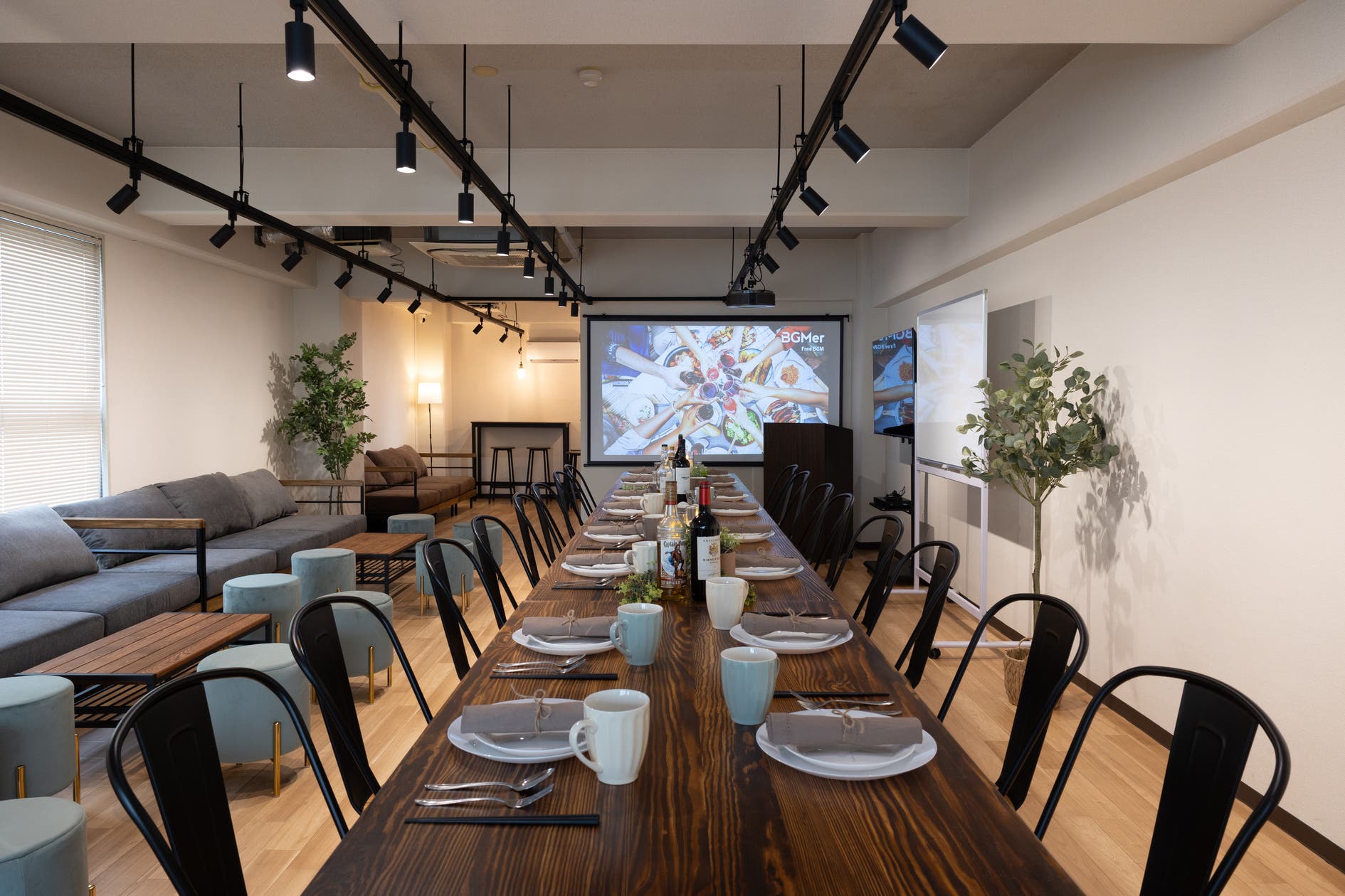 京都駅🚶徒歩5分で大型スペース！/最大着席56名/100㌅プロジェクター/飲食可/利用後清掃おまかせ可/ビジネスの写真3