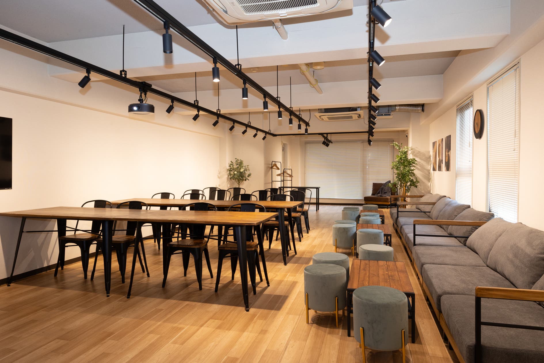 京都駅🚶徒歩5分で大型スペース！/最大着席56名/100㌅プロジェクター/飲食可/利用後清掃おまかせ可/ビジネスの写真4