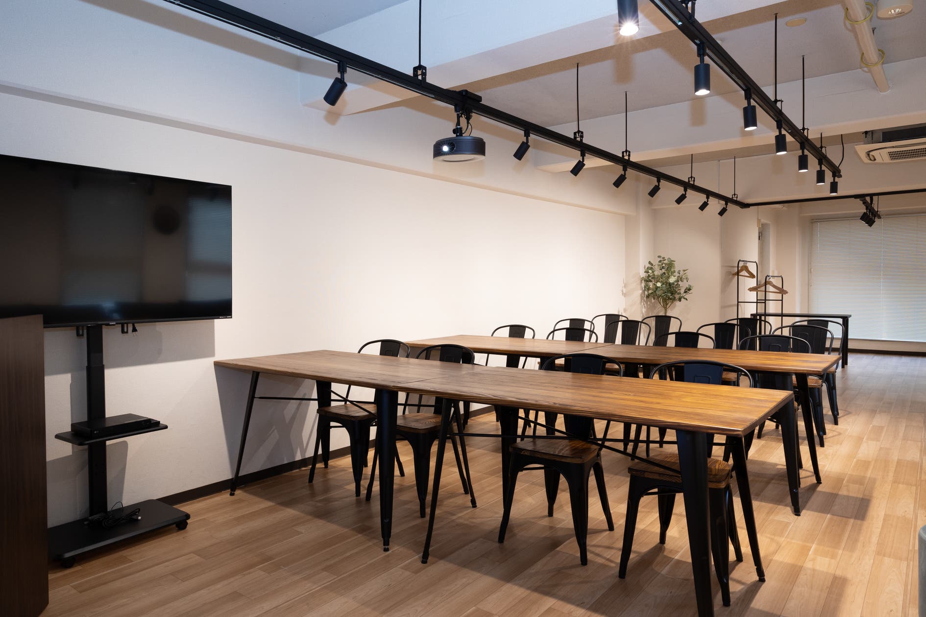 京都駅🚶徒歩5分で大型スペース！/最大着席56名/100㌅プロジェクター/飲食可/利用後清掃おまかせ可/ビジネスの写真6