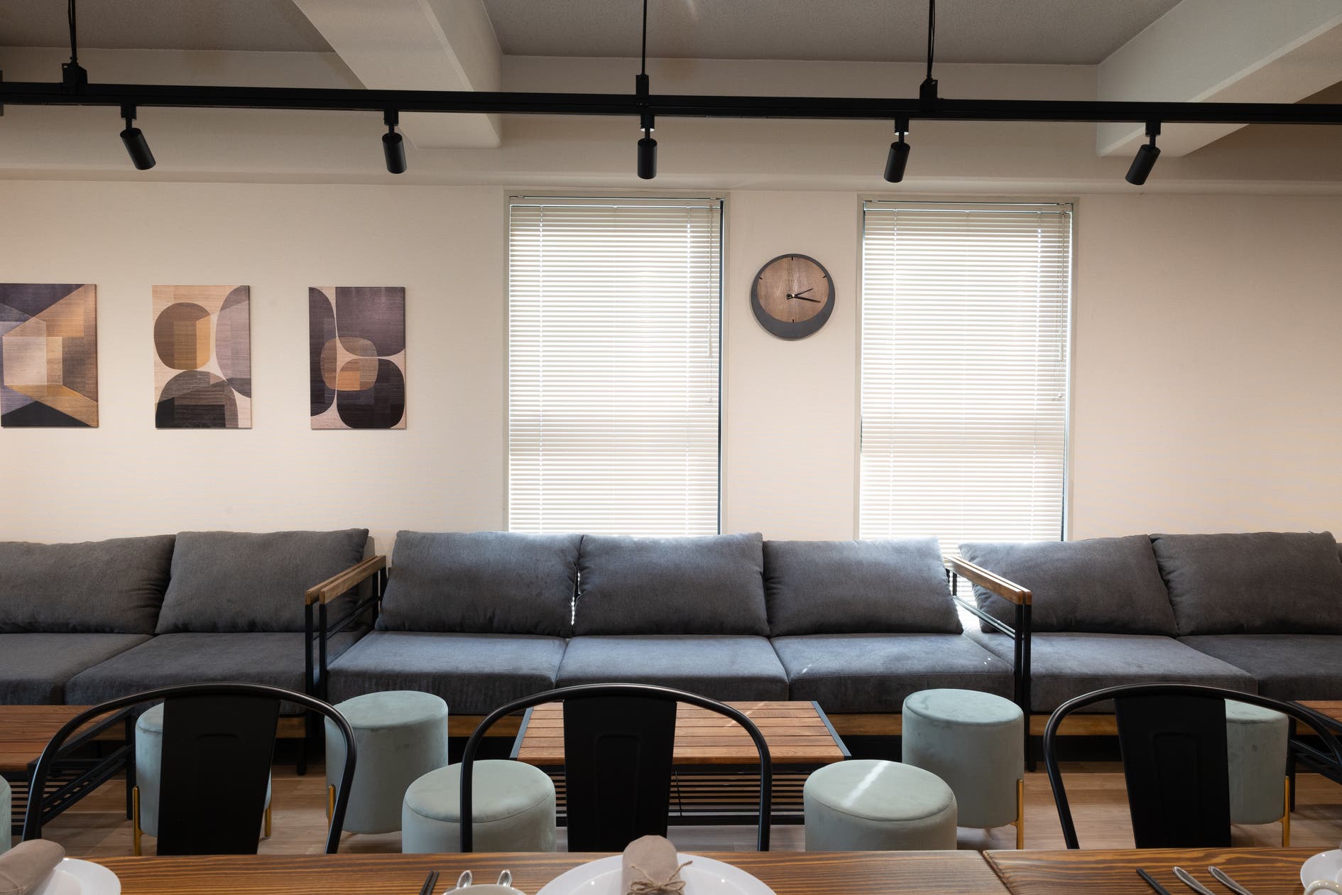 京都駅🚶徒歩5分で大型スペース！/最大着席56名/100㌅プロジェクター/飲食可/利用後清掃おまかせ可/ビジネスの写真8