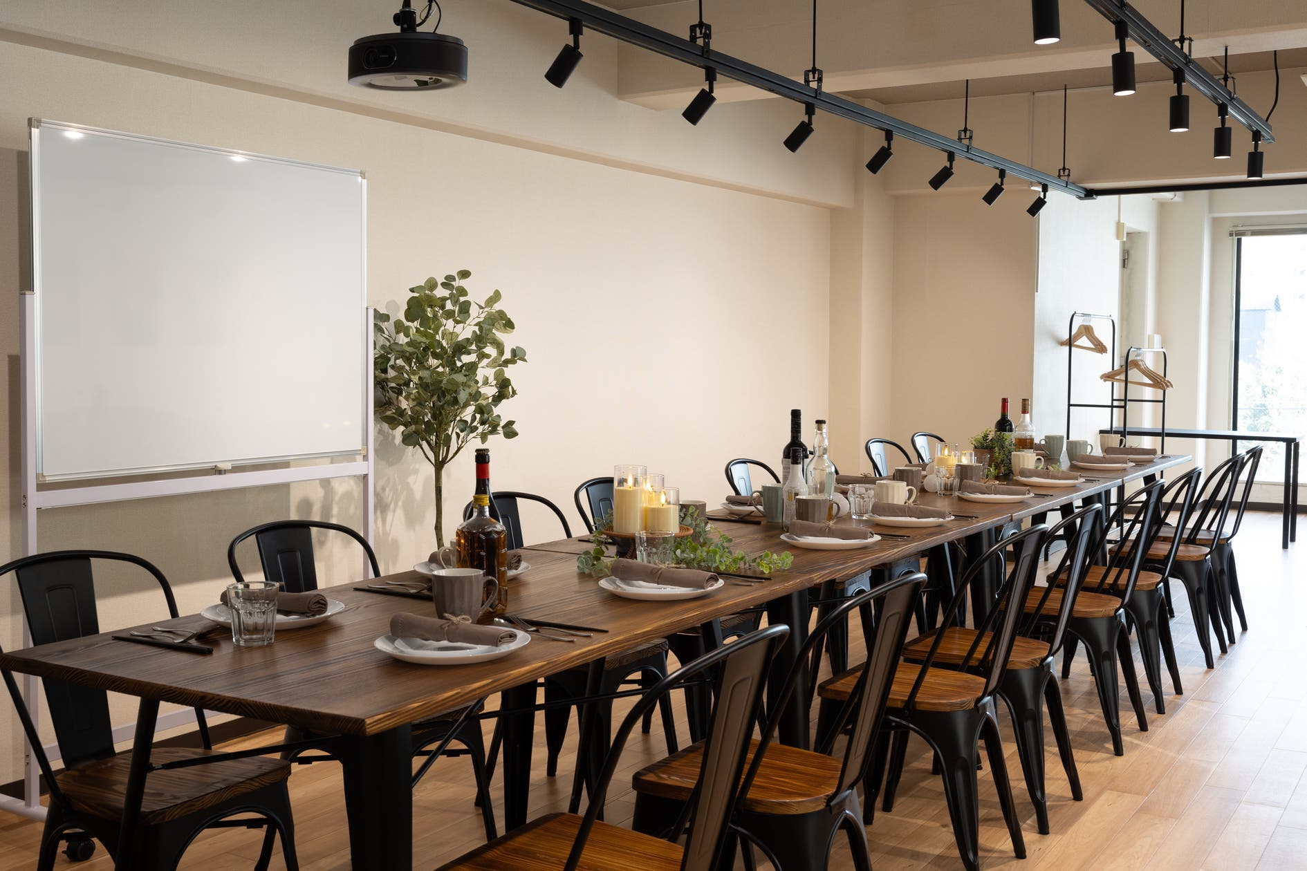 京都駅🚶徒歩5分で大型スペース！/最大着席56名/100㌅プロジェクター/飲食可/利用後清掃おまかせ可/ビジネスの写真11