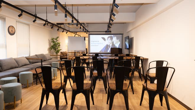 京都駅🚶徒歩5分で大型スペース!/最大着席56名/100㌅プロジェクター/飲食可/利用後清掃おまかせ可/ビジネスの写真12