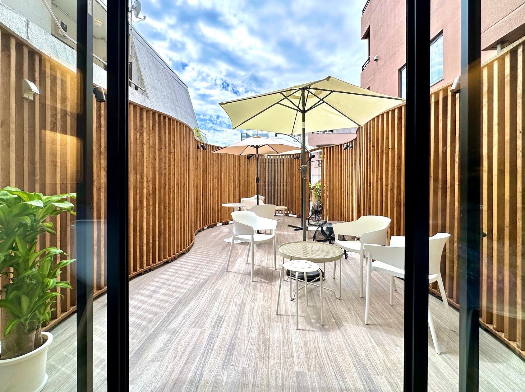 新大久保駅2分、広いバルコニーと白い店内、BBQも可能なパーティースペースの写真1