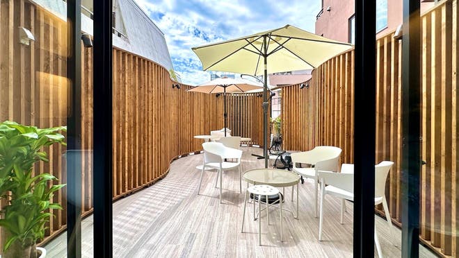 新大久保駅2分、広いバルコニーと白い店内、BBQも可能なパーティースペースの写真1