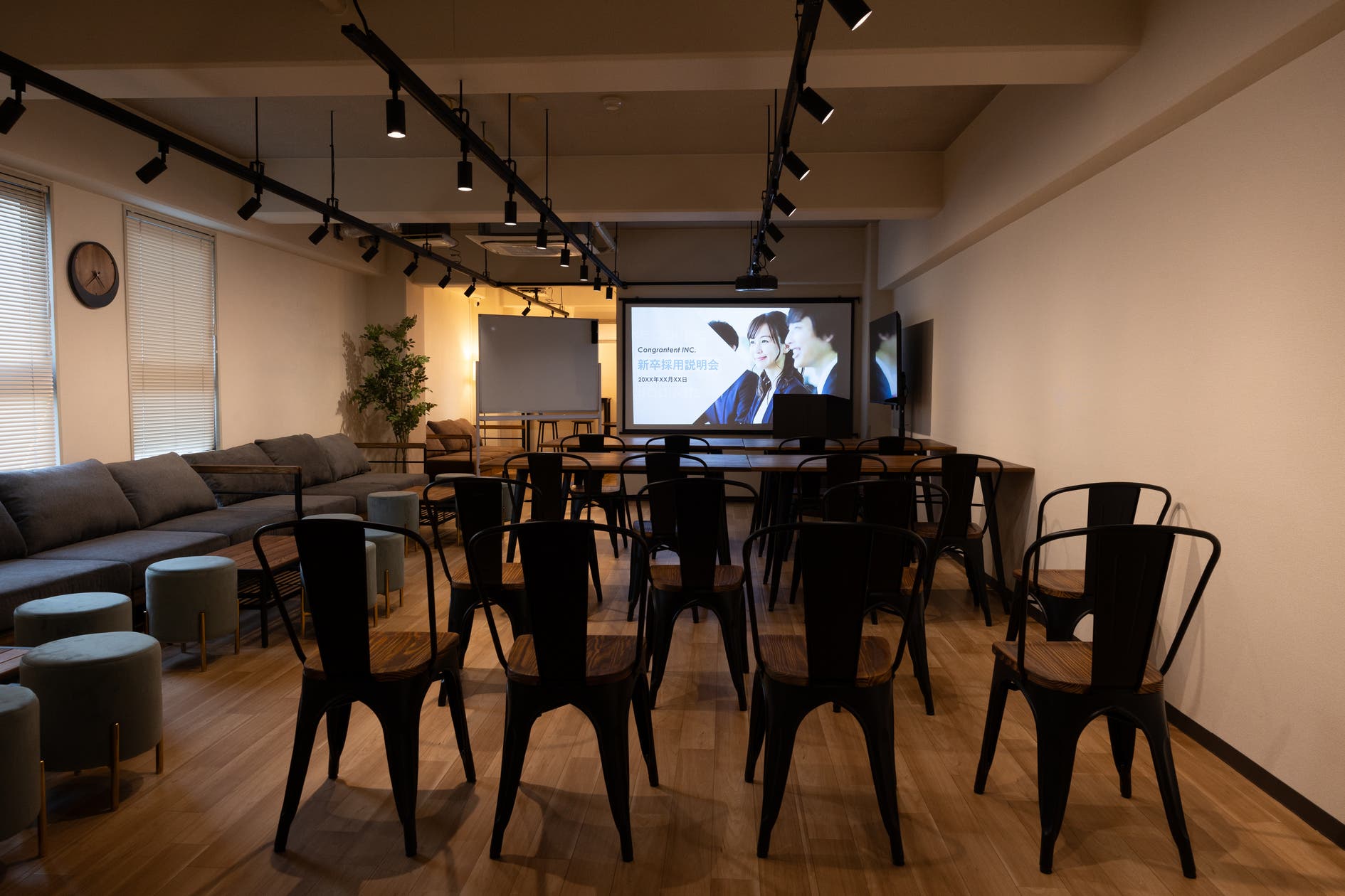 京都駅🚶徒歩5分で大型スペース！/最大着席56名/100㌅プロジェクター/飲食可/利用後清掃おまかせ可/ビジネスの写真13