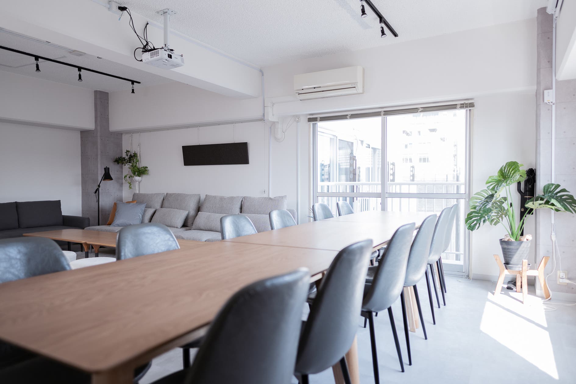 【⚠️残り4組限定価格】新大阪駅徒歩4分🚃🌻DEAR新大阪🔆大人数のオフ会や打ち上げにぴったり！ゲーム機🎮高速Wi-Fiの写真3