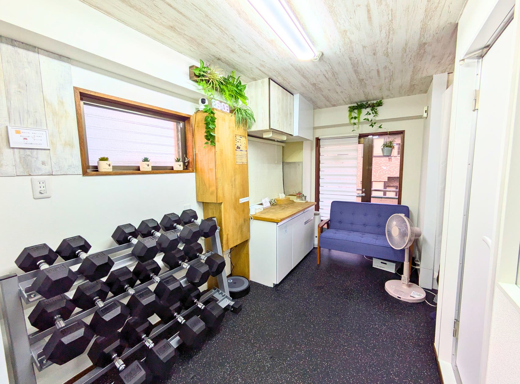 【千歳烏山駅徒歩6分】完全個室、スミスマシン、ケーブル、固定ダンベル1～30㎏、３名様までご利用可能！の写真4