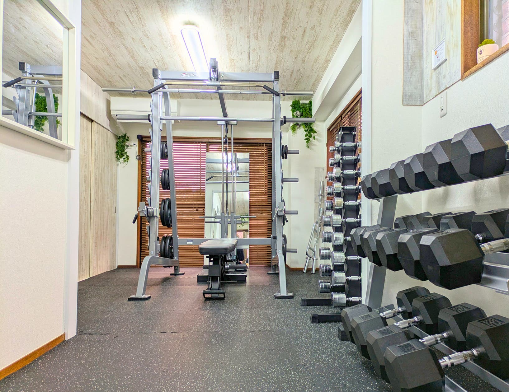 【千歳烏山駅徒歩6分】完全個室、スミスマシン、ケーブル、固定ダンベル1～30㎏、３名様までご利用可能！の写真2