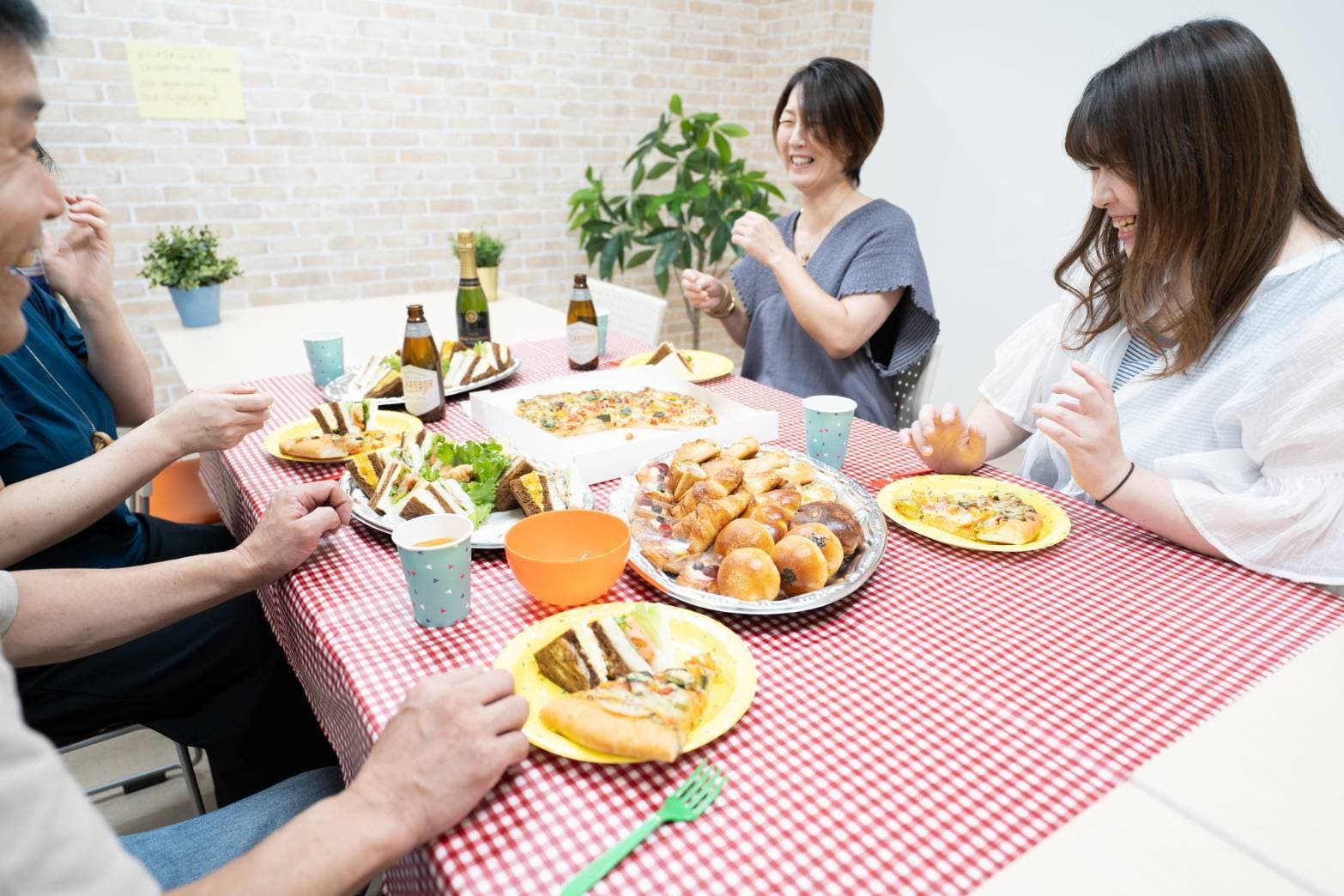 本厚木駅徒歩3分/最大28名着席/セミナーや打合に最適/パーティーにも🎄/飲食物持込OK🍕/控室あり/Wi-Fi/少人数OKの写真3