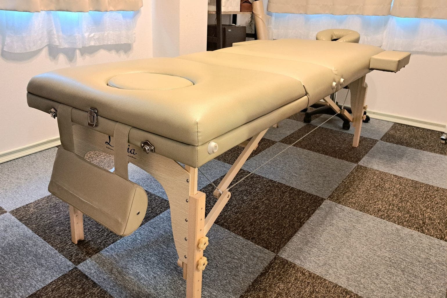 施術ベッド（高さ調整/リクライニング）の画像1