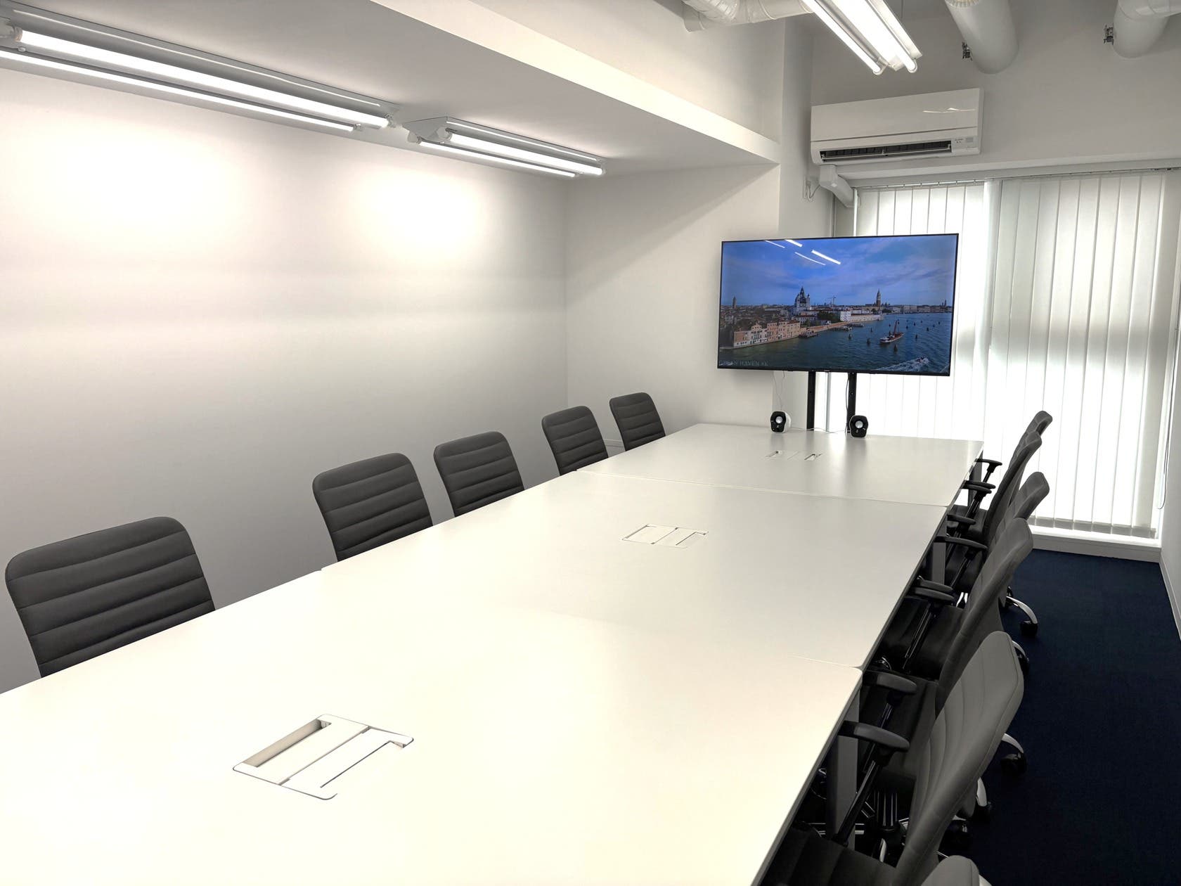 一日6,950円で利用可能。インボイス対応＆AI議事録体験で安心・効率的な会議を【roomA】の写真1