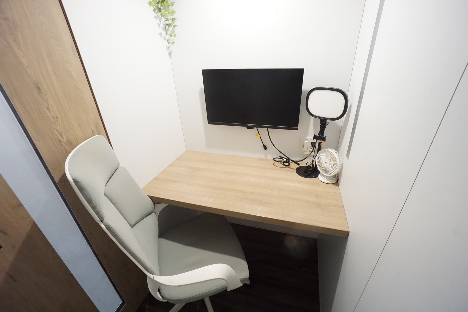 ＜PaO Work 405新宿No.6＞完全個室ワークブース💼光回線Wi-Fi📶モニター🖥テレワーク/ZOOM/面接/自習/作業の写真3