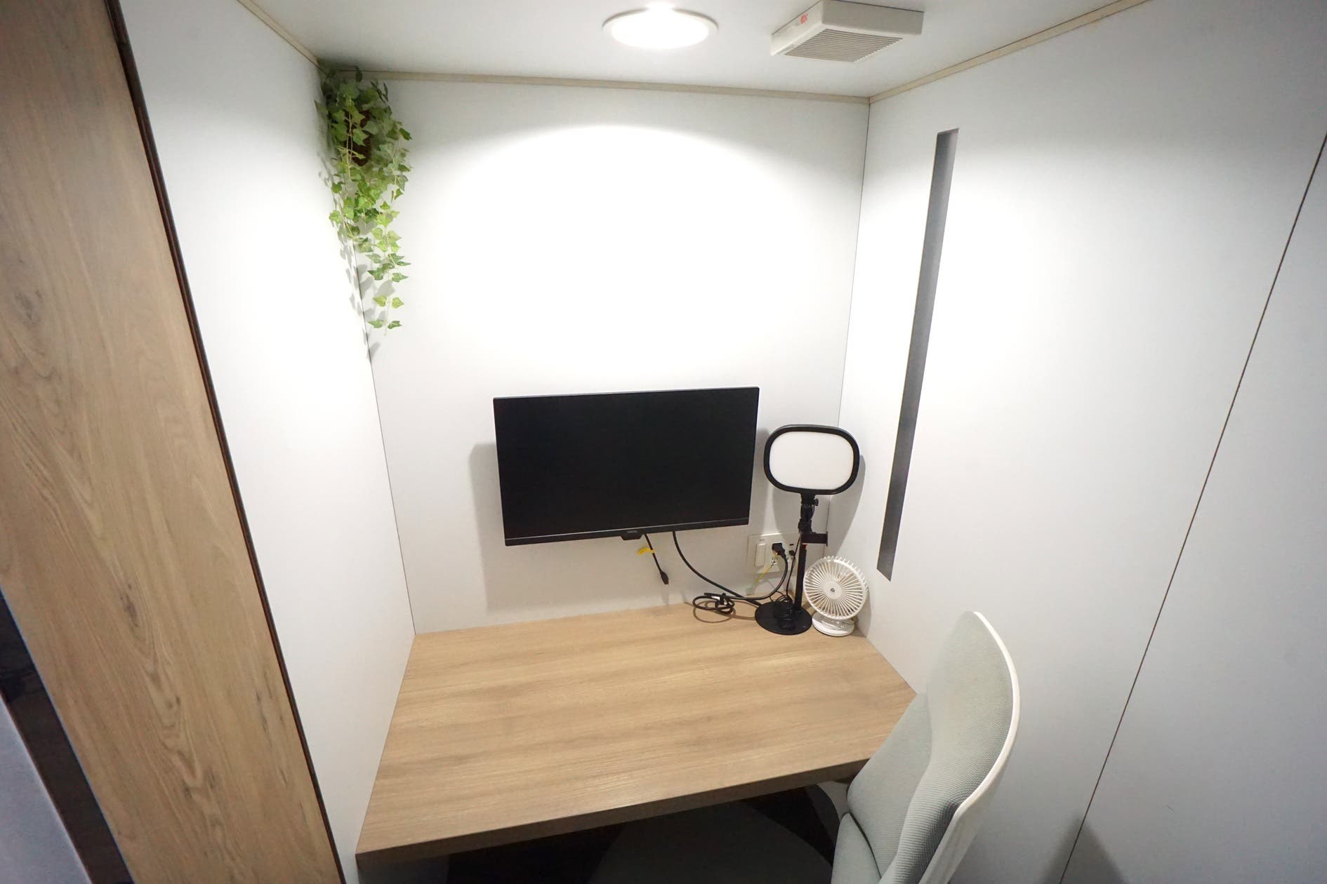 ＜PaO Work 405新宿No.6＞完全個室ワークブース💼光回線Wi-Fi📶モニター🖥テレワーク/ZOOM/面接/自習/作業の写真2