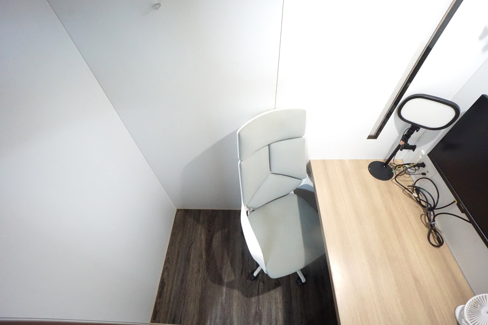 ＜PaO Work 405新宿No.7＞完全個室ワークブース💼光回線Wi-Fi📶モニター🖥テレワーク/ZOOM/面接/自習/作業の写真4