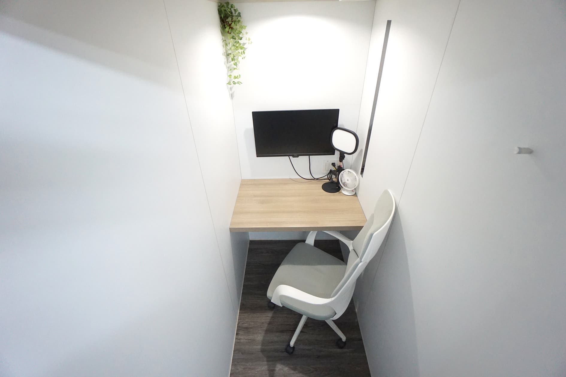 ＜PaO Work 405新宿No.8＞完全個室ワークブース💼光回線Wi-Fi📶モニター🖥テレワーク/ZOOM/面接/自習/作業の写真3