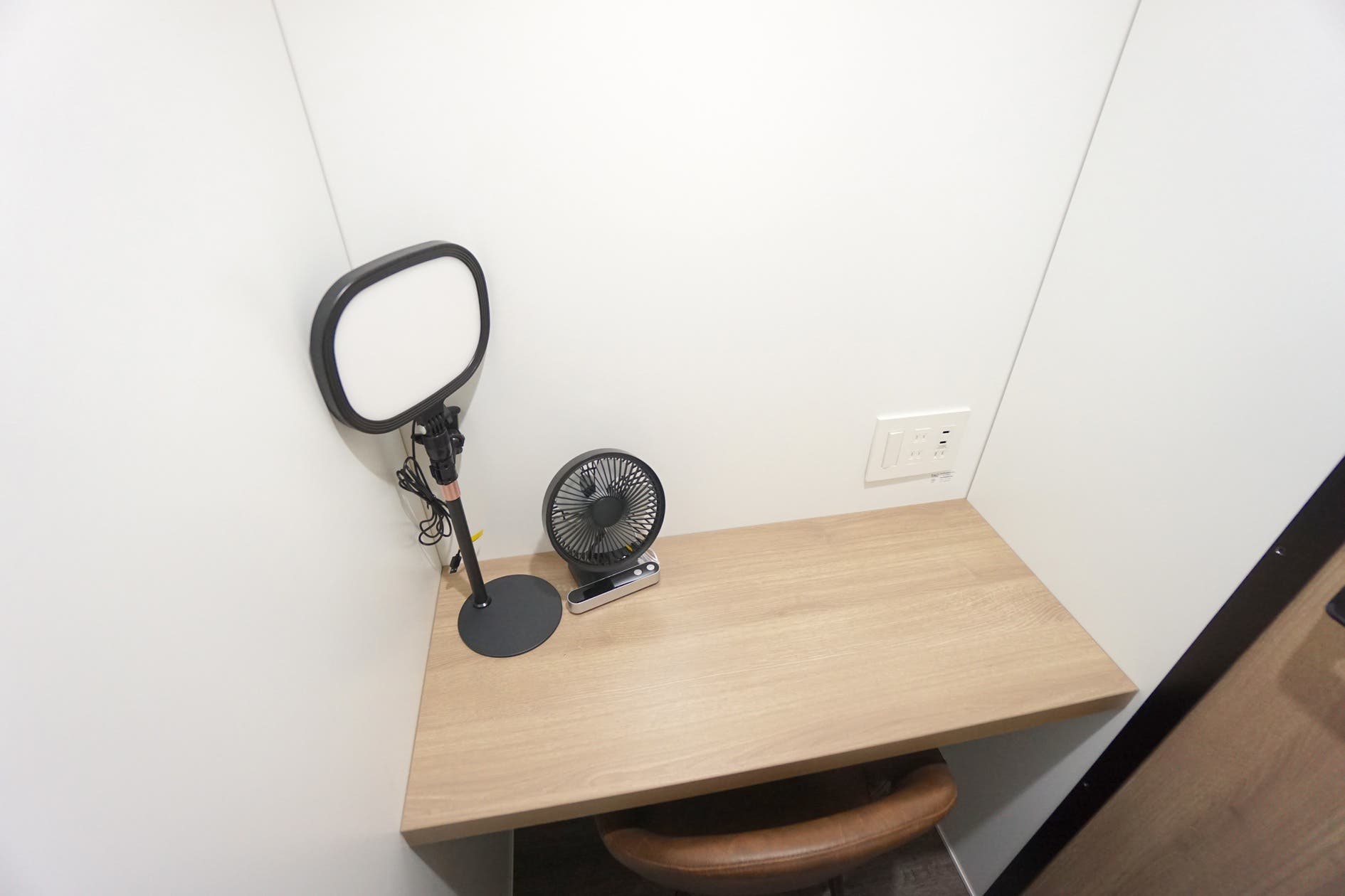 ＜PaO Work 405新宿No.9＞完全個室ワークブース💼光回線Wi-Fi📶電源🔌テレワーク/ZOOM/面接/自習/作業の写真3