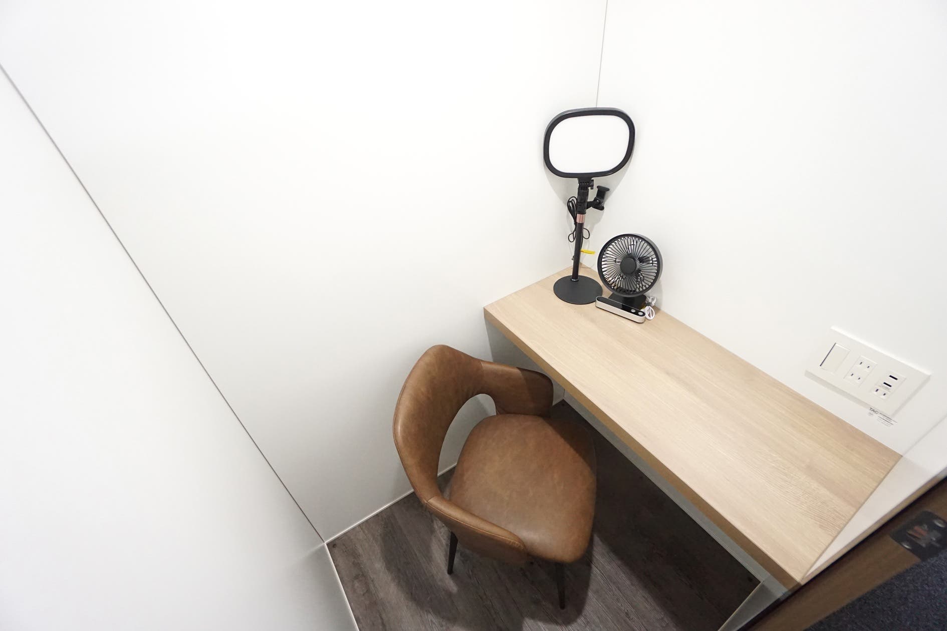 ＜PaO Work 405新宿No.10＞完全個室ワークブース💼光回線Wi-Fi📶電源🔌テレワーク/ZOOM/面接/自習/作業の写真1