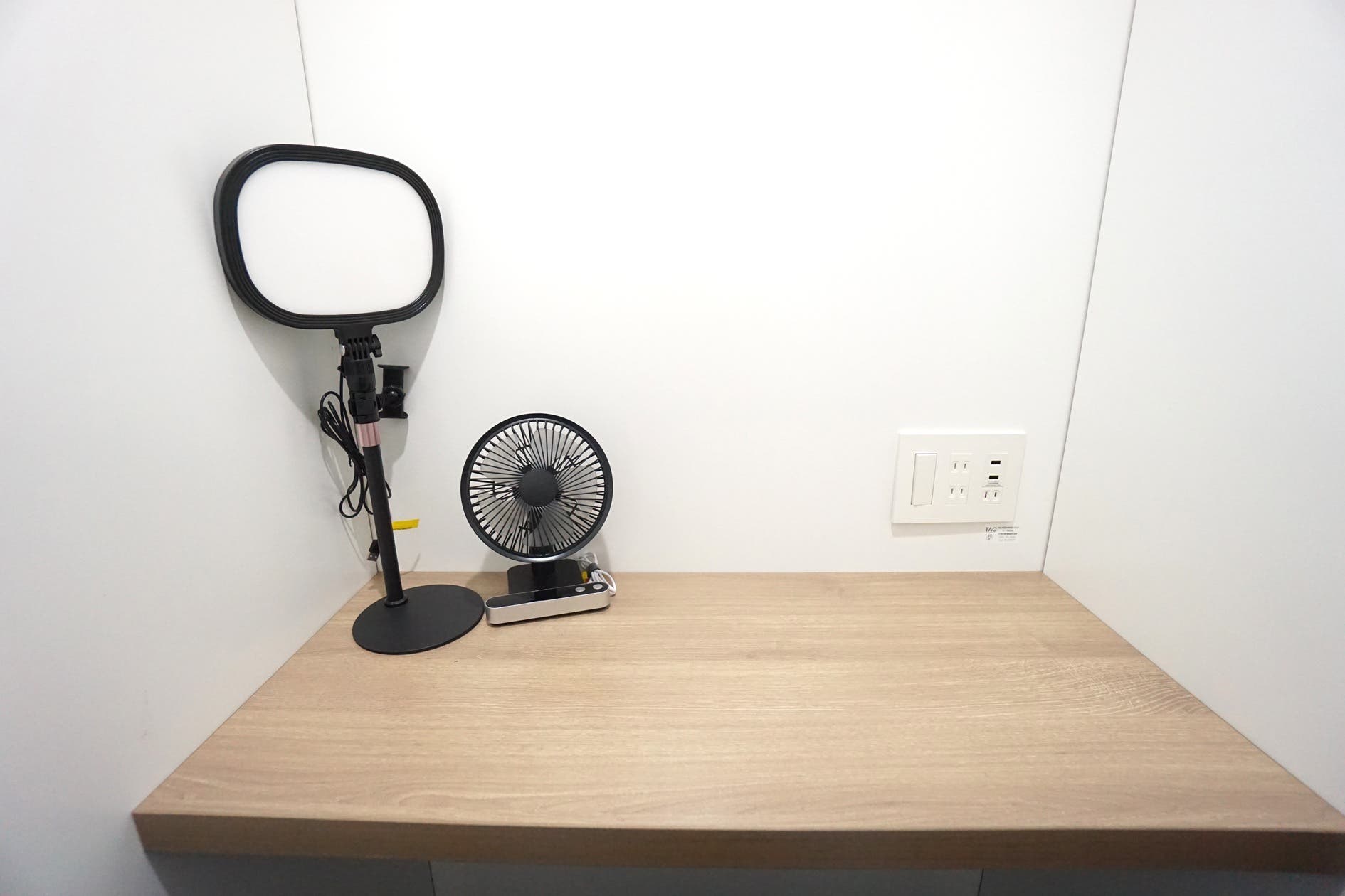 ＜PaO Work 405新宿No.10＞完全個室ワークブース💼光回線Wi-Fi📶電源🔌テレワーク/ZOOM/面接/自習/作業の写真2