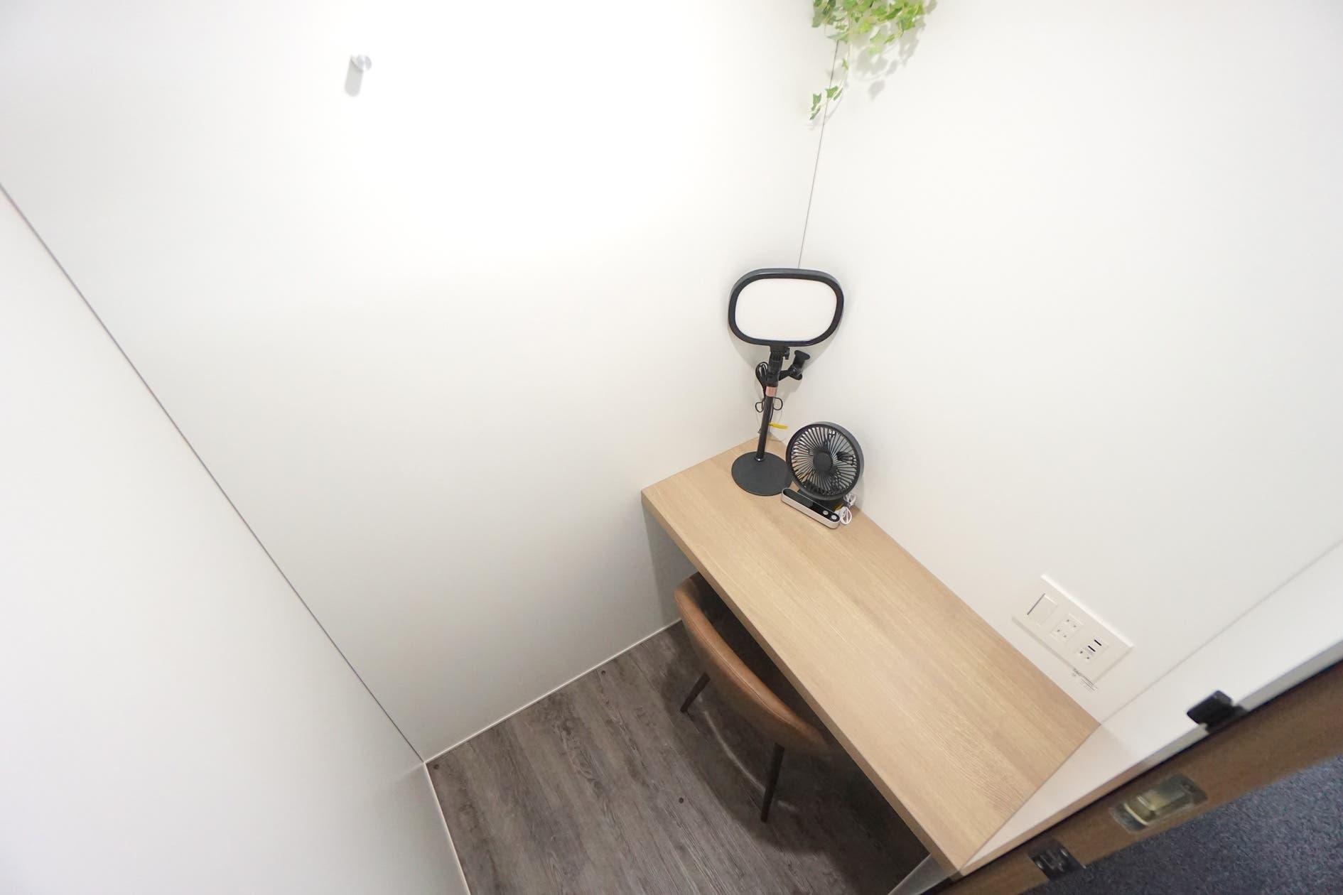 ＜PaO Work 405新宿No.10＞完全個室ワークブース💼光回線Wi-Fi📶電源🔌テレワーク/ZOOM/面接/自習/作業の写真4