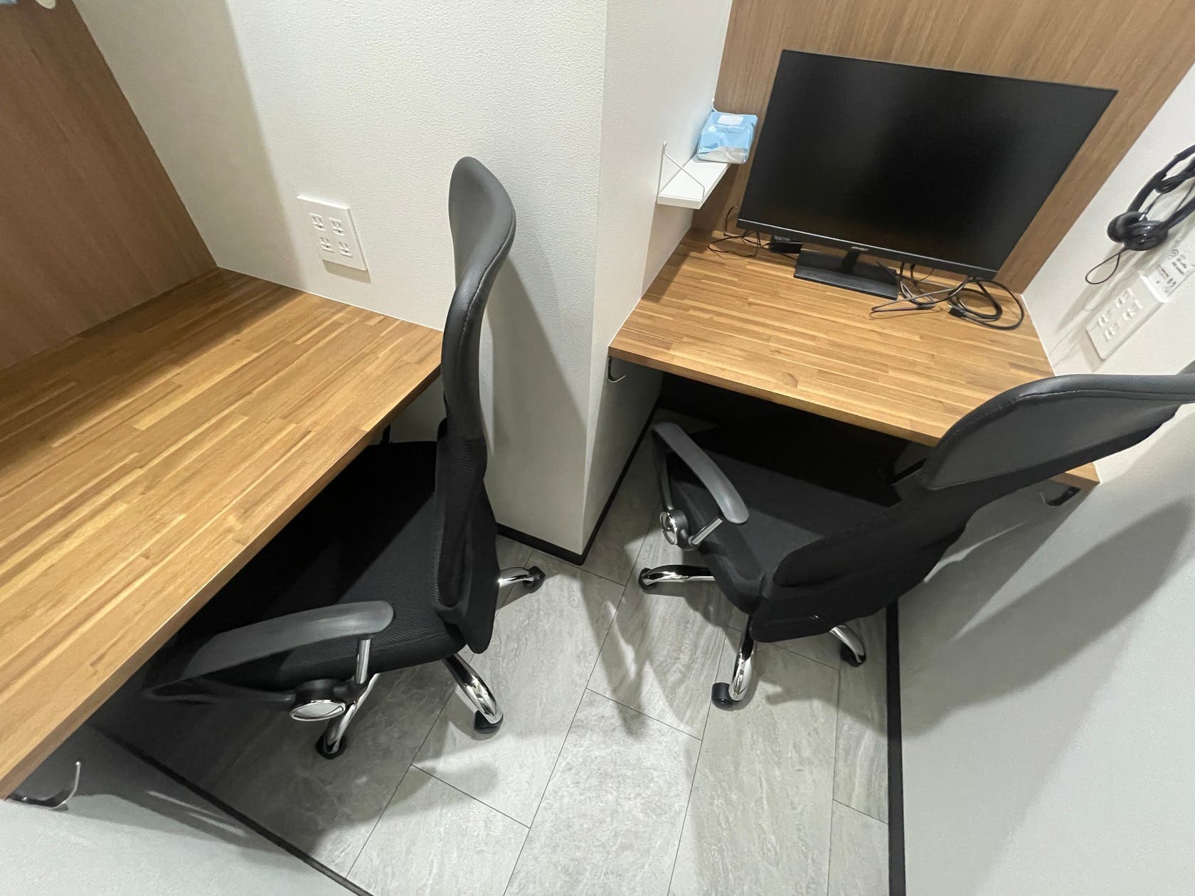 【品川駅から徒歩1分】モニター・フリードリンク付き2名個室（ブース13）7階※予約時間前は入室不可の写真6