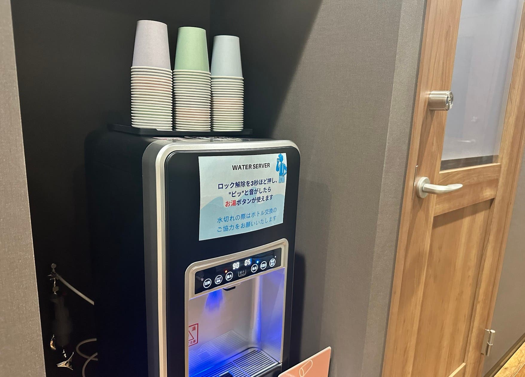 【品川駅から徒歩1分】モニター・フリードリンク付き2名個室（ブース13）7階※予約時間前は入室不可の写真9