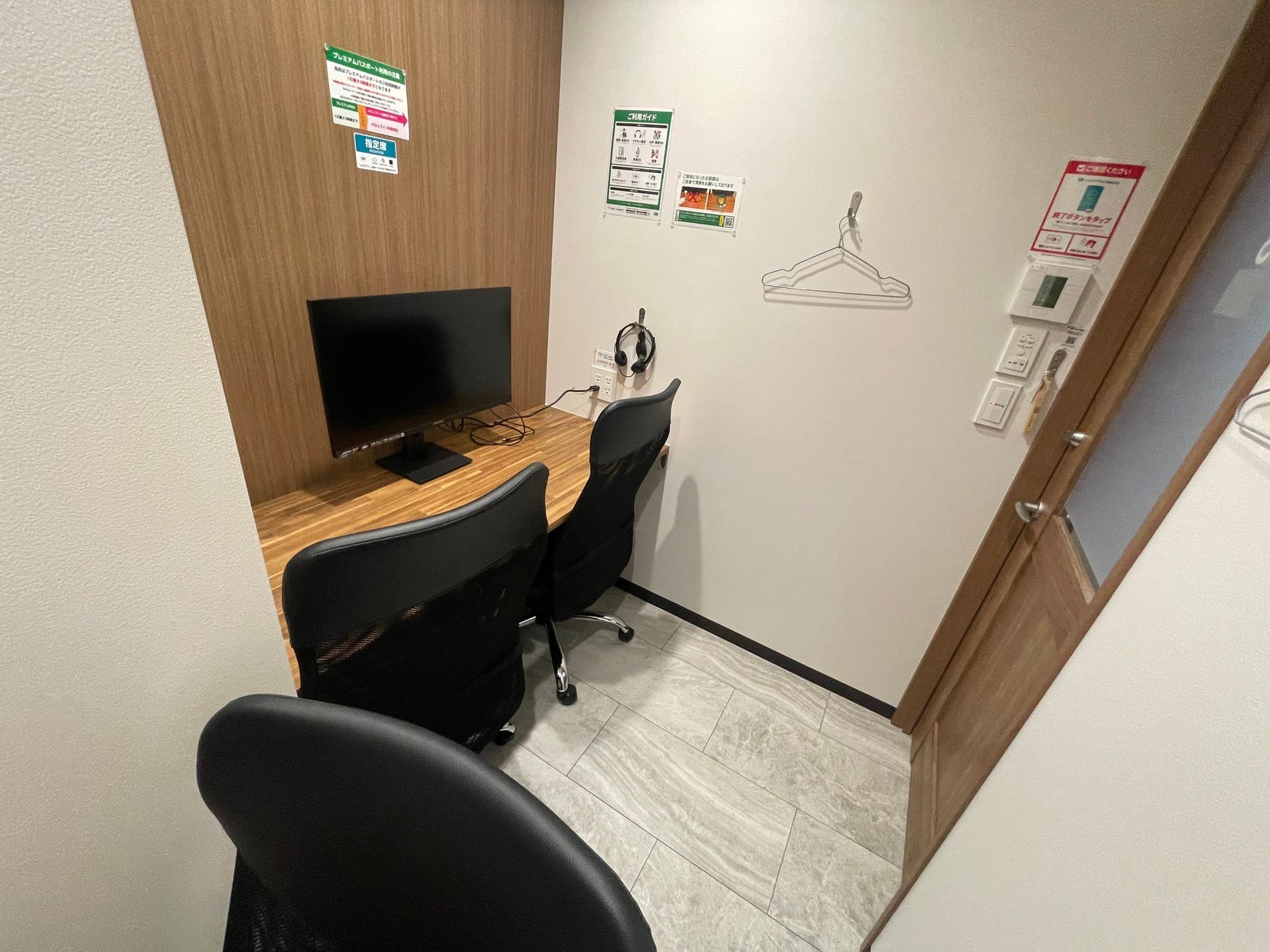 【品川駅から徒歩1分】モニター・フリードリンク付き3名個室（ブース3）7階※予約時間前は入室不可の写真2