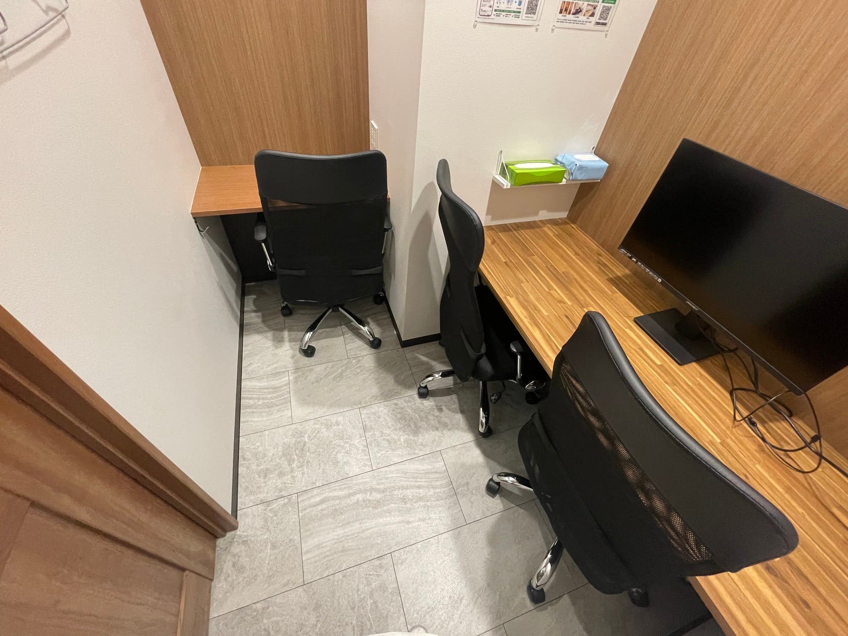 【品川駅から徒歩1分】モニター・フリードリンク付き3名個室（ブース3）7階※予約時間前は入室不可の写真3