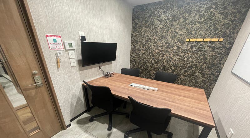 【品川駅から徒歩1分】モニター・フリードリンク付き4名会議室（Room B）7階※予約時間前は入室不可