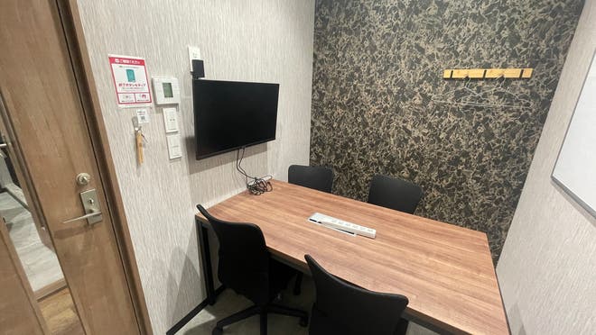【品川駅から徒歩1分】モニター・フリードリンク付き4名会議室(Room B)7階※予約時間前は入室不可の写真1
