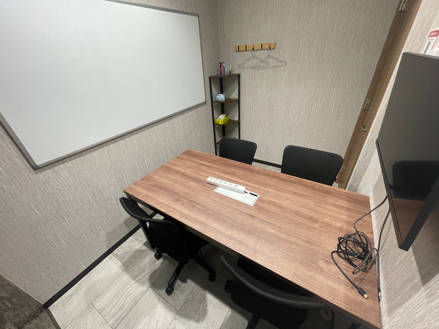 【品川駅から徒歩1分】モニター・フリードリンク付き4名会議室（Room B）7階※予約時間前は入室不可の写真3