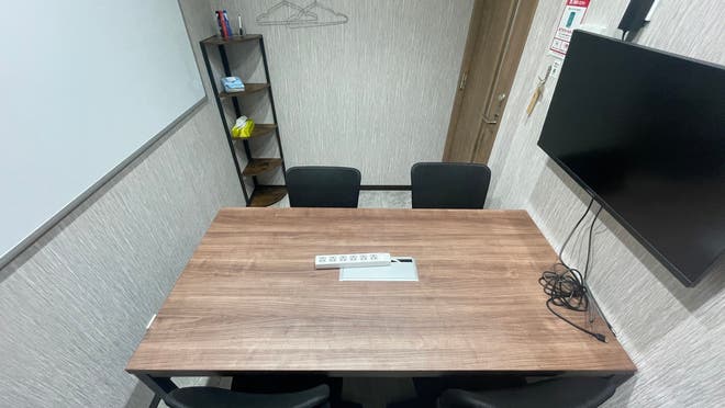 【品川駅から徒歩1分】モニター・フリードリンク付き4名会議室(Room B)7階※予約時間前は入室不可の写真4