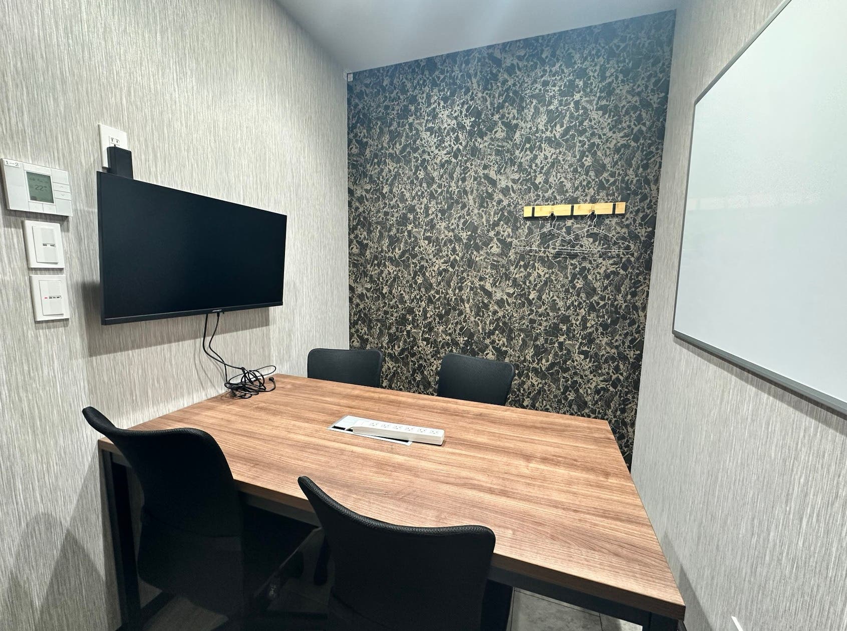 【品川駅から徒歩1分】モニター・フリードリンク付き4名会議室（Room B）7階※予約時間前は入室不可の写真8