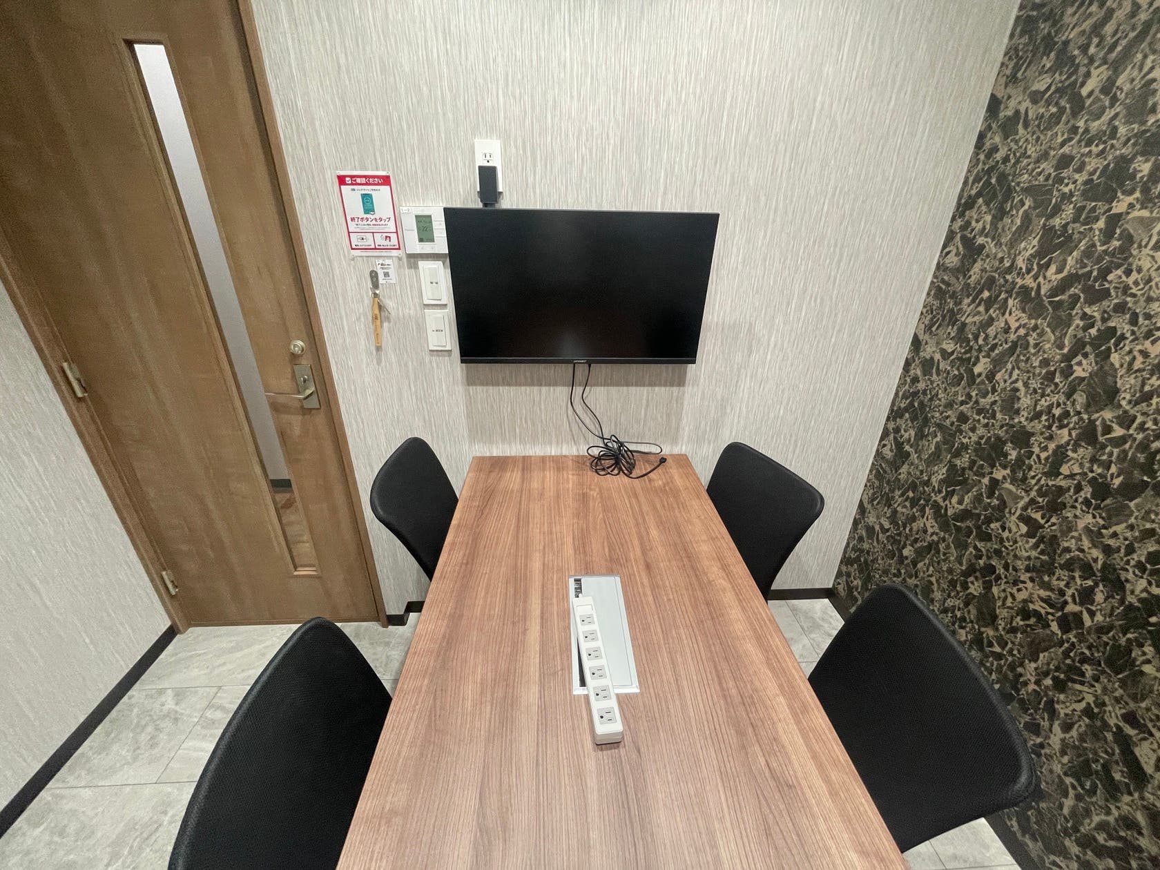 【品川駅から徒歩1分】モニター・フリードリンク付き4名会議室（Room D）8階※予約時間前は入室不可の写真2