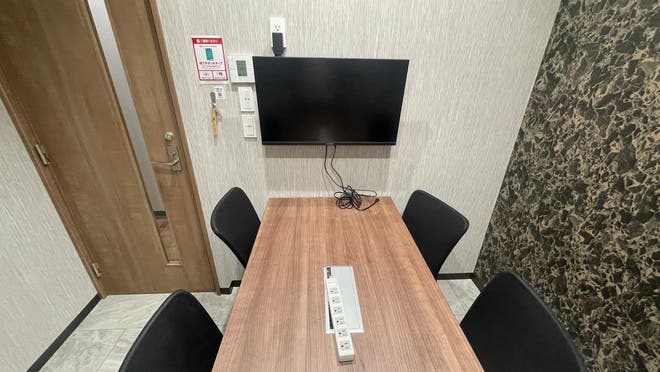【品川駅から徒歩1分】モニター・フリードリンク付き4名会議室(Room D)8階※予約時間前は入室不可の写真2