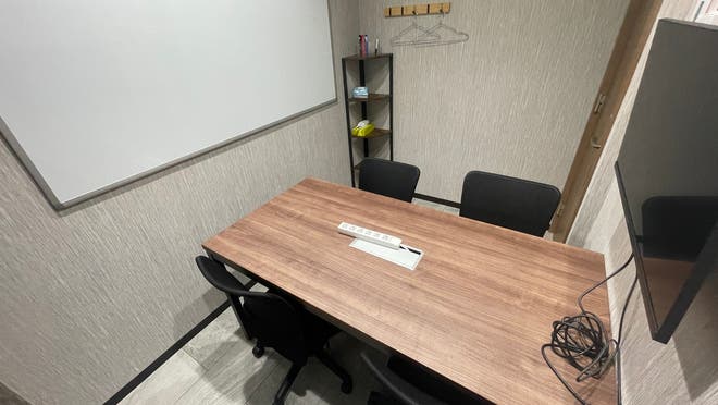 【品川駅から徒歩1分】モニター・フリードリンク付き4名会議室(Room D)8階※予約時間前は入室不可の写真3