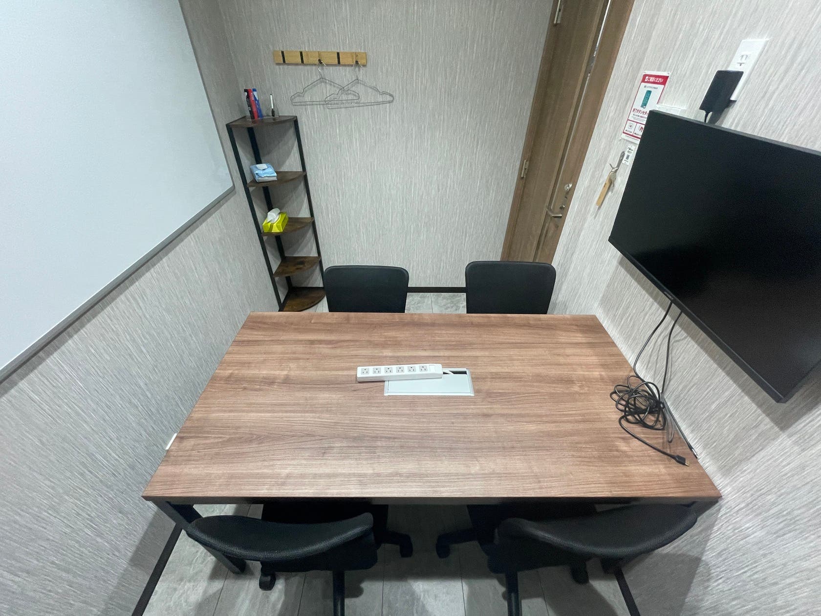 【品川駅から徒歩1分】モニター・フリードリンク付き4名会議室（Room D）8階※予約時間前は入室不可の写真4