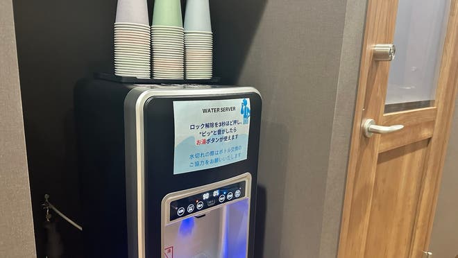 【品川駅から徒歩1分】モニター・フリードリンク付き4名会議室(Room D)8階※予約時間前は入室不可の写真9