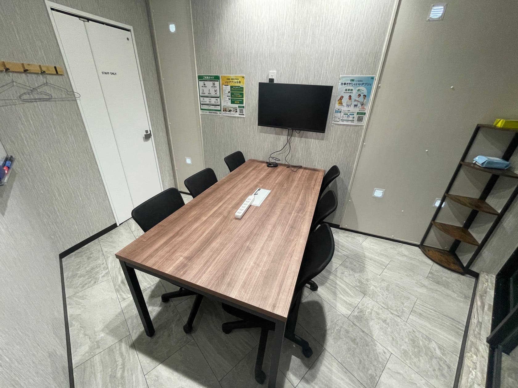 【品川駅から徒歩1分】モニター・フリードリンク付き6名会議室（Room A）7階※予約時間前は入室不可の写真1