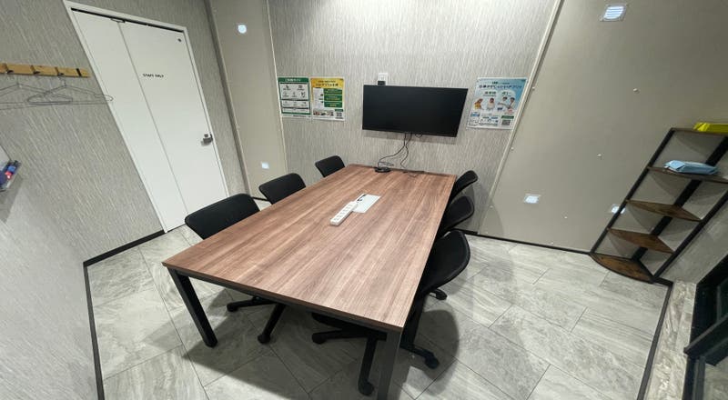 【品川駅から徒歩1分】モニター・フリードリンク付き6名会議室（Room A）7階※予約時間前は入室不可