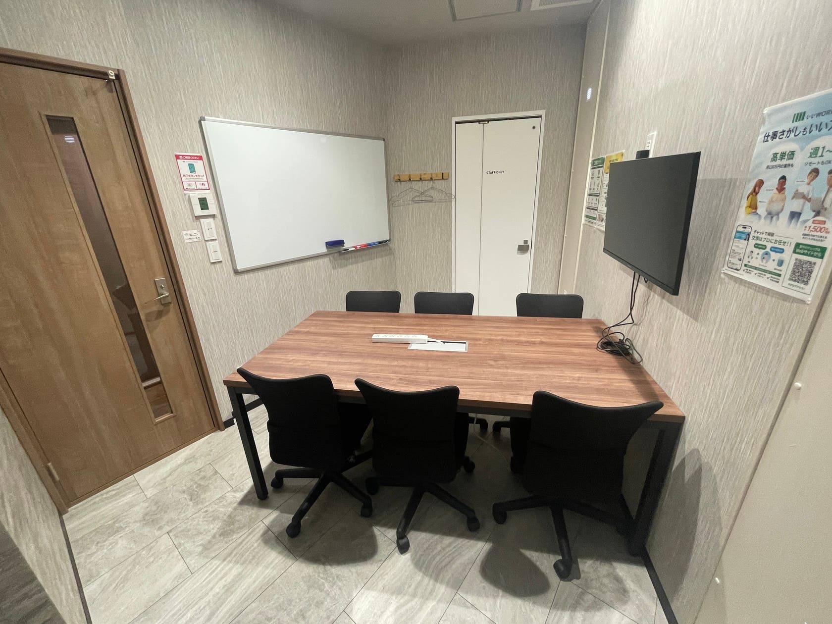 【品川駅から徒歩1分】モニター・フリードリンク付き6名会議室（Room A）7階※予約時間前は入室不可の写真2