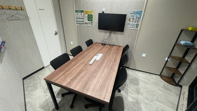 【品川駅から徒歩1分】モニター・フリードリンク付き6名会議室(Room C)8階※予約時間前は入室不可の写真2