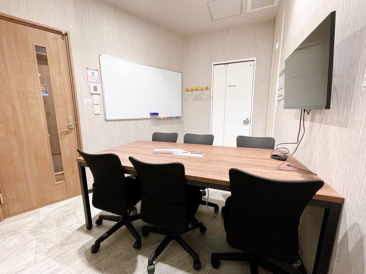【品川駅から徒歩1分】モニター・フリードリンク付き6名会議室（Room C）8階※予約時間前は入室不可の写真5