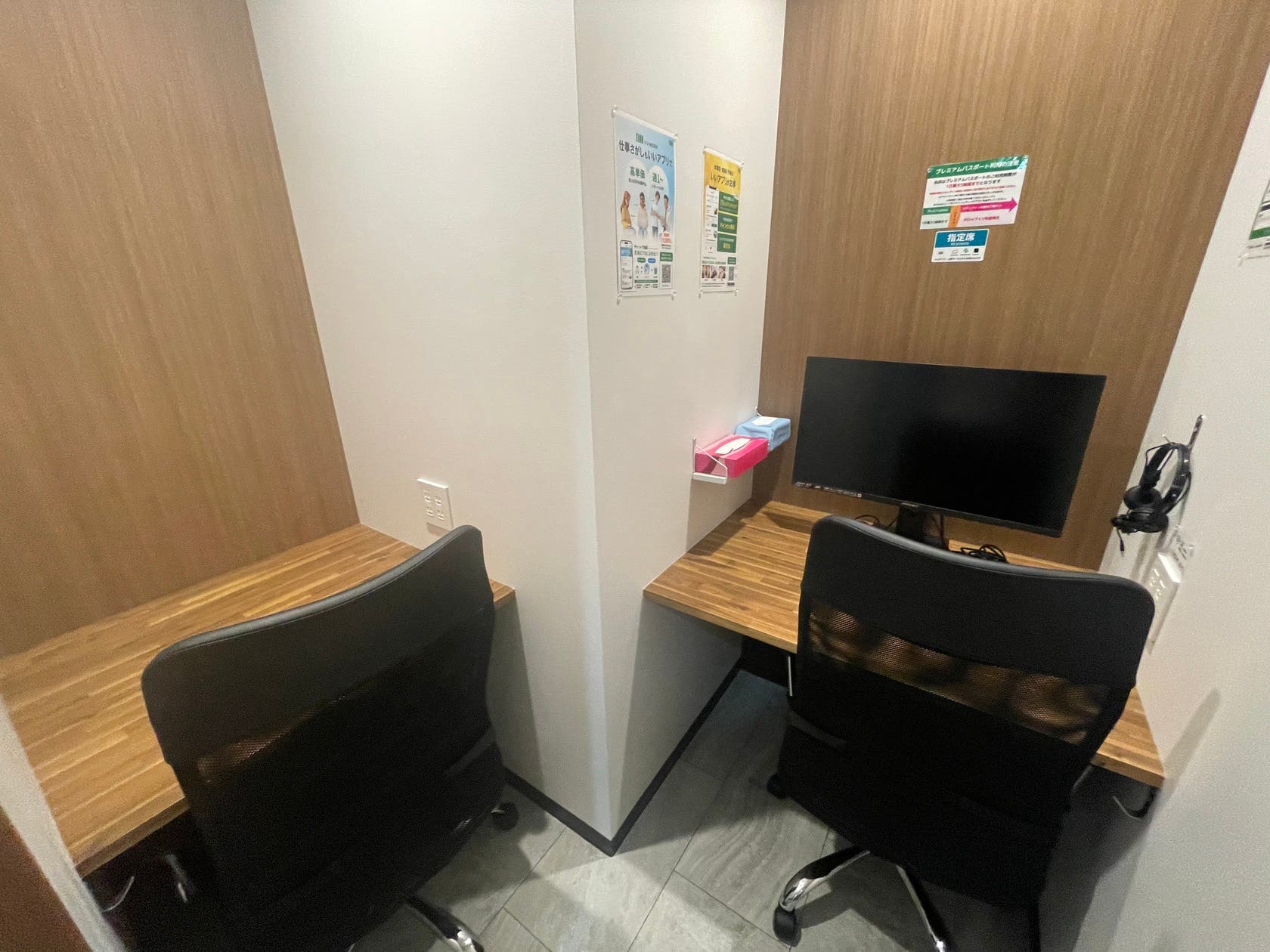 【品川駅から徒歩1分】モニター・フリードリンク付き2名個室（ブース13）7階※予約時間前は入室不可の写真1