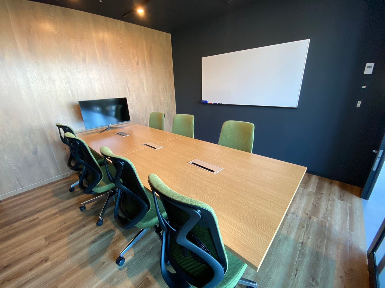 フリードリンク付き！関内駅徒歩2分のミーティングルームの写真1