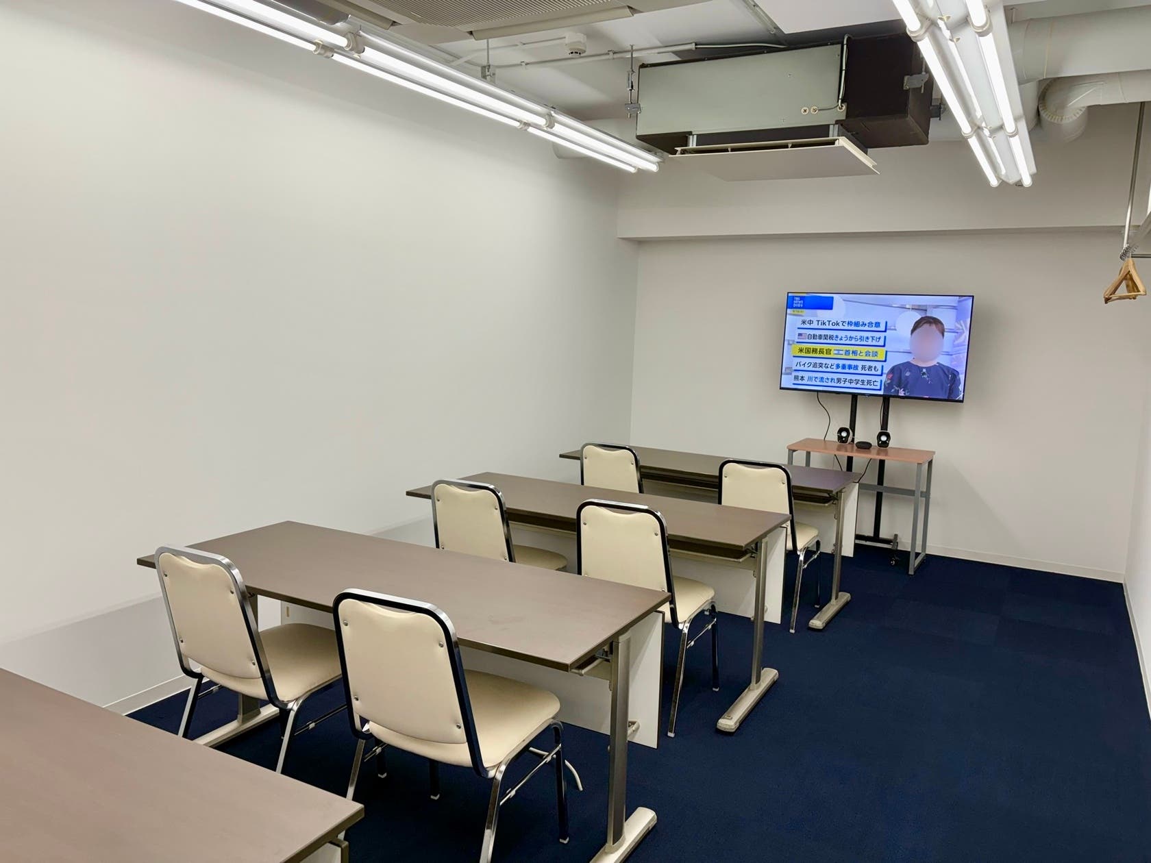 簡単な事前連絡でレイアウト準備可！インボイス対応・AI議事録完備の貸会議室【roomB】の写真1