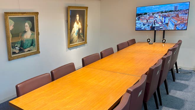 一日最大6,950円で利用可能。|AI議事録無料体験付きのハイテク会議室【roomD】の写真1