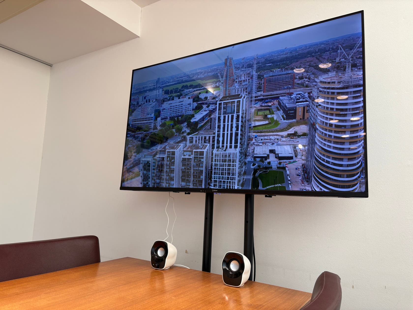 一日最大6,950円で利用可能。｜AI議事録無料体験付きのハイテク会議室【roomD】の写真5