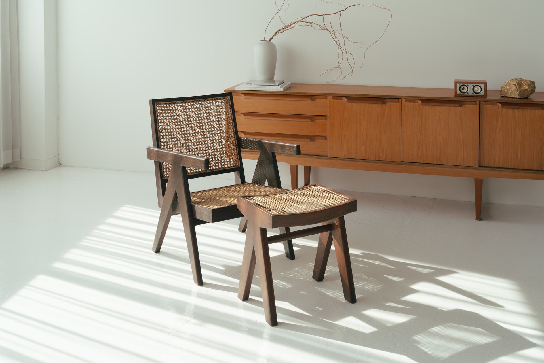 【堺筋本町】自然光溢れるレンタル撮影スタジオ、白モルタル壁、白コンクリート床・モルタル黒壁コンクリート黒床の黒ホリゾントの写真1