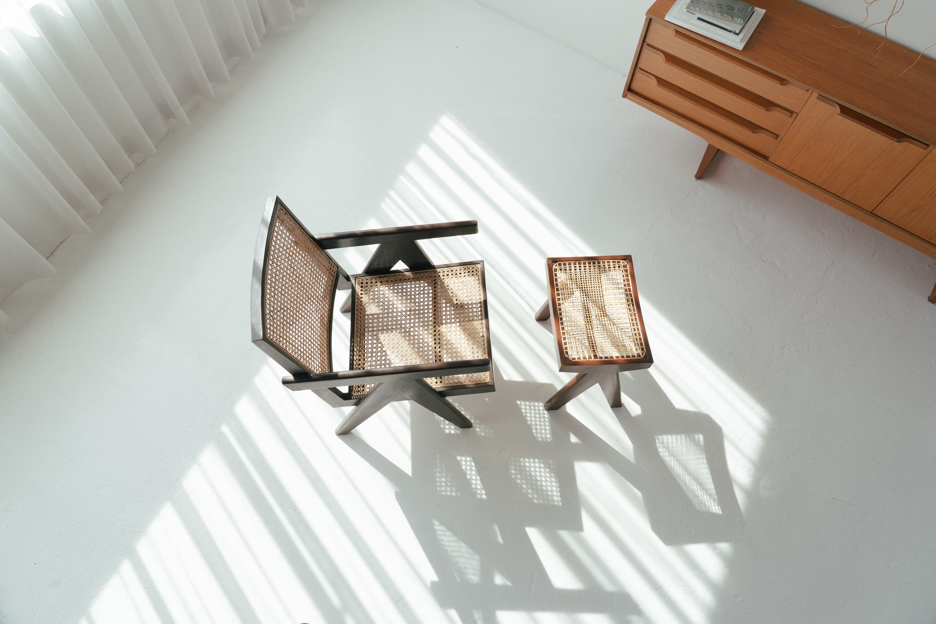 【堺筋本町】自然光溢れるレンタル撮影スタジオ、白モルタル壁、白コンクリート床・モルタル黒壁コンクリート黒床の黒ホリゾントの写真4