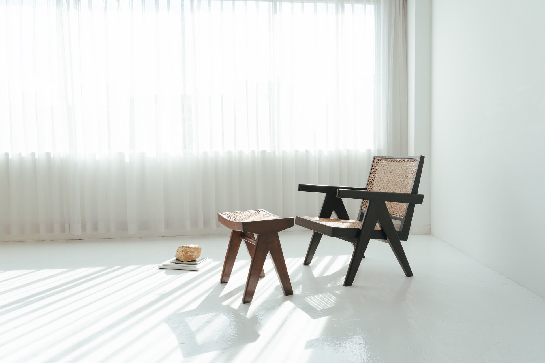 【堺筋本町】自然光溢れるレンタル撮影スタジオ、白モルタル壁、白コンクリート床・モルタル黒壁コンクリート黒床の黒ホリゾントの写真24